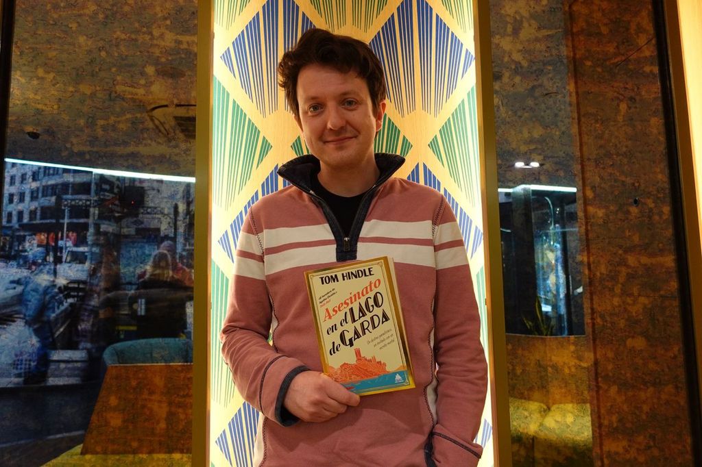 Tom Hindle y el ‘Asesinato en el lago de Garda’ | Marina Sanmartín